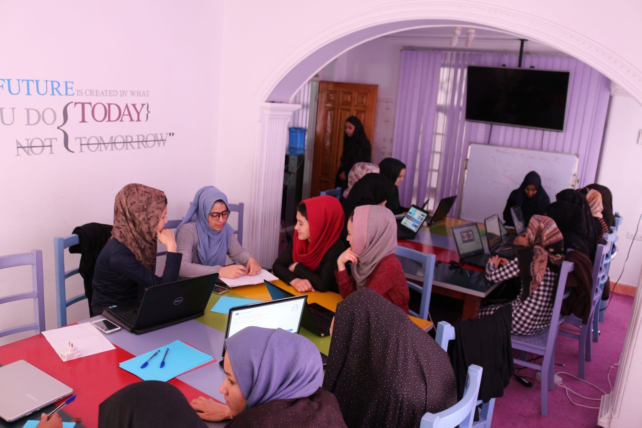 La guerra y el futuro de unas jóvenes con Code to Inspire